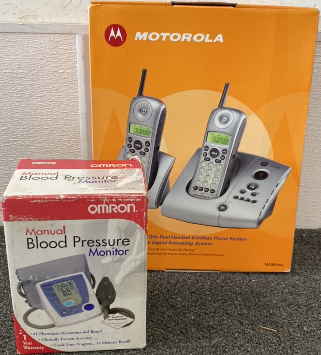 MOTOROLA 2.4 GHZ DUAL HANDSET CORDLESS PHONE SYSTEM, MANUAL BLOOD ...