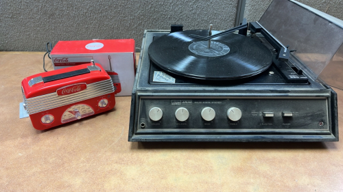 VINTAGE RECORD PLAYER ( POWERS ON) AND VINTAGE COCA- COLA RADIO