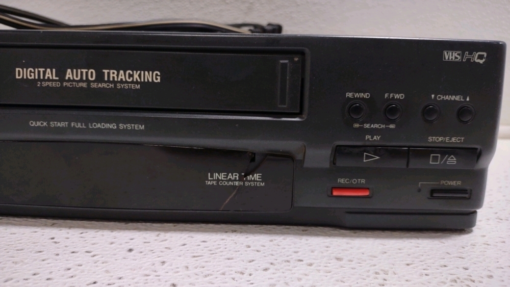 Emerson VHS HQ Player w/ (19) Assorted Disney VHS Tapes