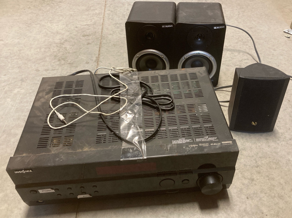 Insignia Stereo With Three Speakers