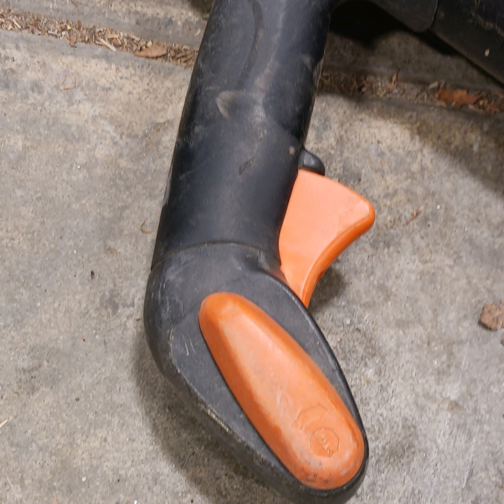 (1) Stihl BR 550 Backpack Blower - Gas Powered - Starts Up