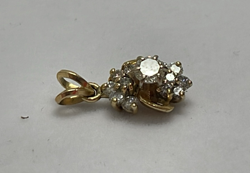 Gold Pendant with Diamond Cluster Design