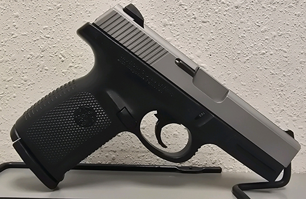 Smith & Wesson SW9VE 9mm Handgun, Serial DSN2664, 16 1 Capacity