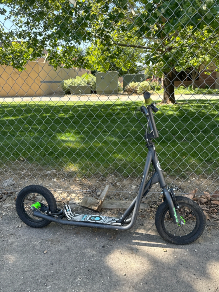 (1) Mongoose Kick Scooter