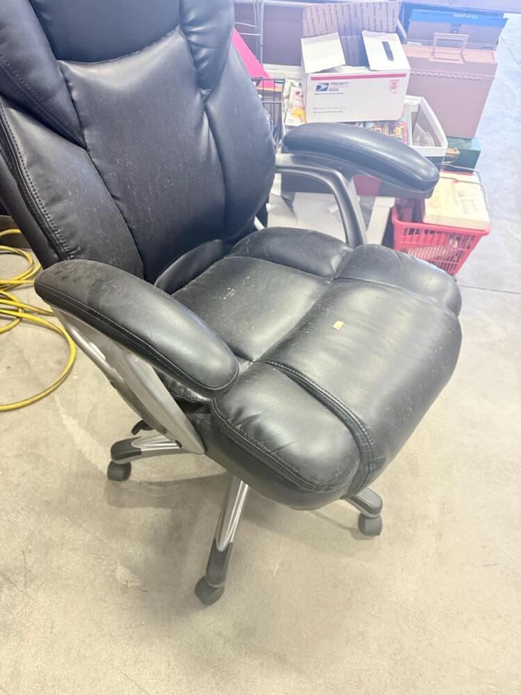 (1) Black Office Rolling Chair