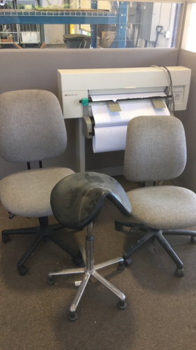(1) Hewlett-Packard DesignJet 350C Printer (3) Office Chairs Lot # 88