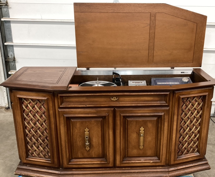 Vintage Record Player Console - Complete w/ Speakers, AM/FM Radio ...