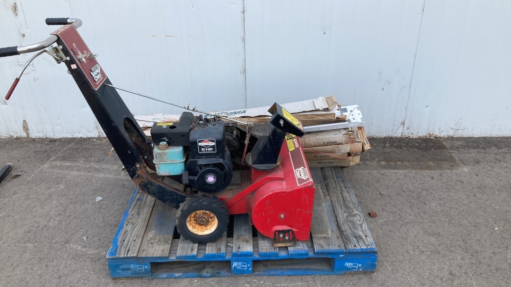 Snow Chief Snow Blower & (6) Lights